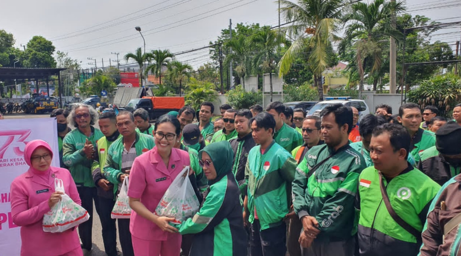 Kegiatan Sosial Bhayangkari Tuban Disambut Hangat Tukang Becak dan Pengemudi Ojol